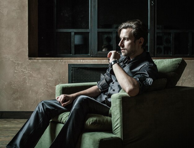 Hombre de negocios, sentado, en, un, sillón | Foto Premium Hombre de negocios, sentado, en, un, sillón | Foto Premium