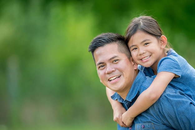Homem Bonito Passar Um Tempo Em Casa Com Sua Filha Bonitinha Feliz Dia