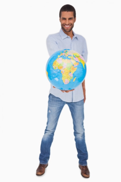 Homem feliz segurando um globo | Foto Premium Homem feliz segurando um globo | Foto Premium