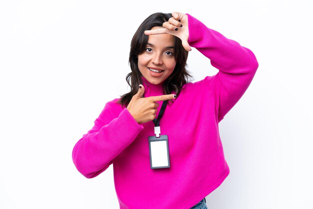 Junge hispanische Frau mit ID-Karte isoliert auf weißem Hintergrund mit ... Junge hispanische Frau mit ID-Karte isoliert auf weißem Hintergrund mit ...