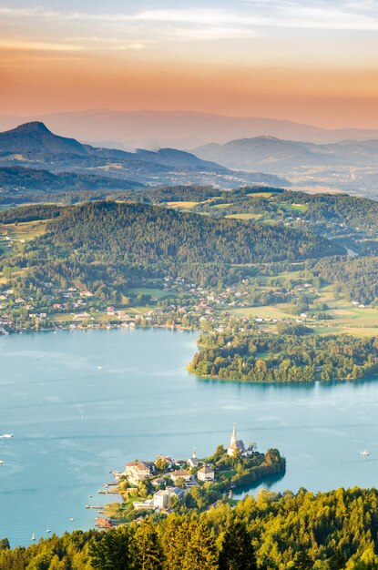 Lago panorama e montanhas no ponto turístico de worthersee karnten ... Lago panorama e montanhas no ponto turístico de worthersee karnten ...