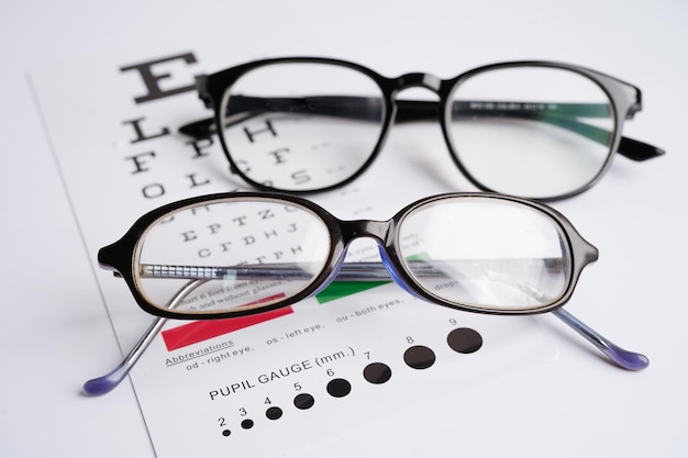 Lentes en la tabla de examen ocular para probar la precisión de la ... Lentes en la tabla de examen ocular para probar la precisión de la ...