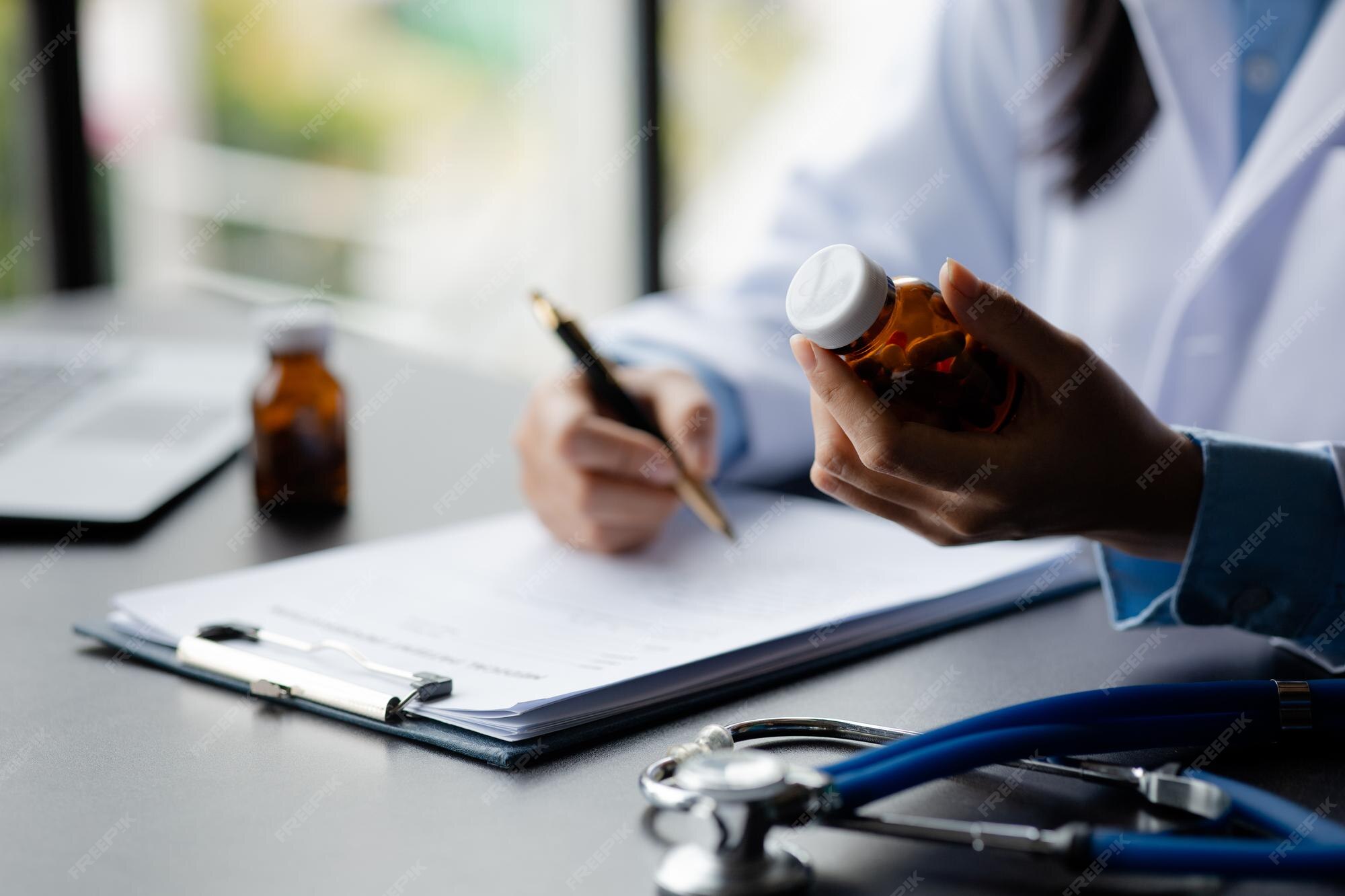 El médico recomienda medicamentos a los pacientes después de ser ... El médico recomienda medicamentos a los pacientes después de ser ...