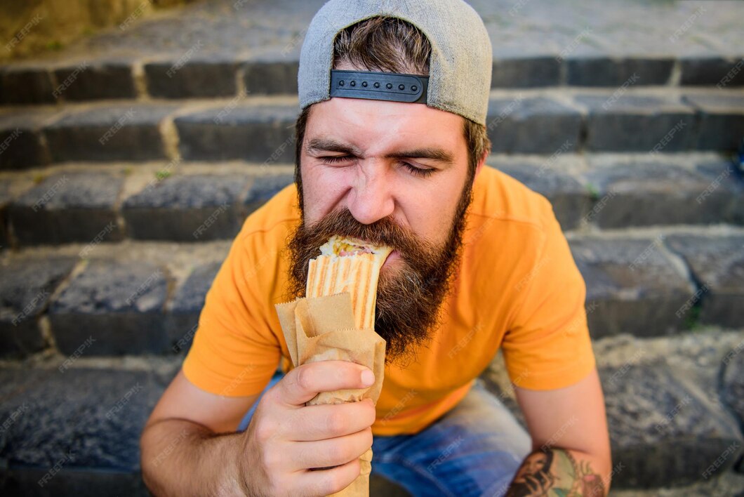 La Mejor Comida De La Ciudad Hombre Barbudo Comiendo Comida Chatarra Para Llevar Poco Saludable