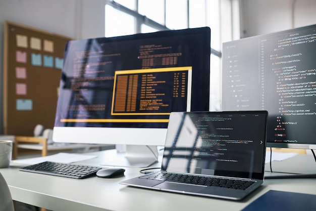Monitores de laptop e computador na mesa do desenvolvedor de software ... Monitores de laptop e computador na mesa do desenvolvedor de software ...