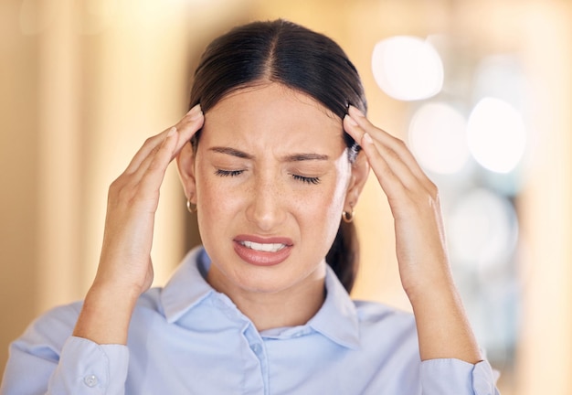 Mulher de negócios de estresse e dor de cabeça trabalhando com ... Mulher de negócios de estresse e dor de cabeça trabalhando com ...