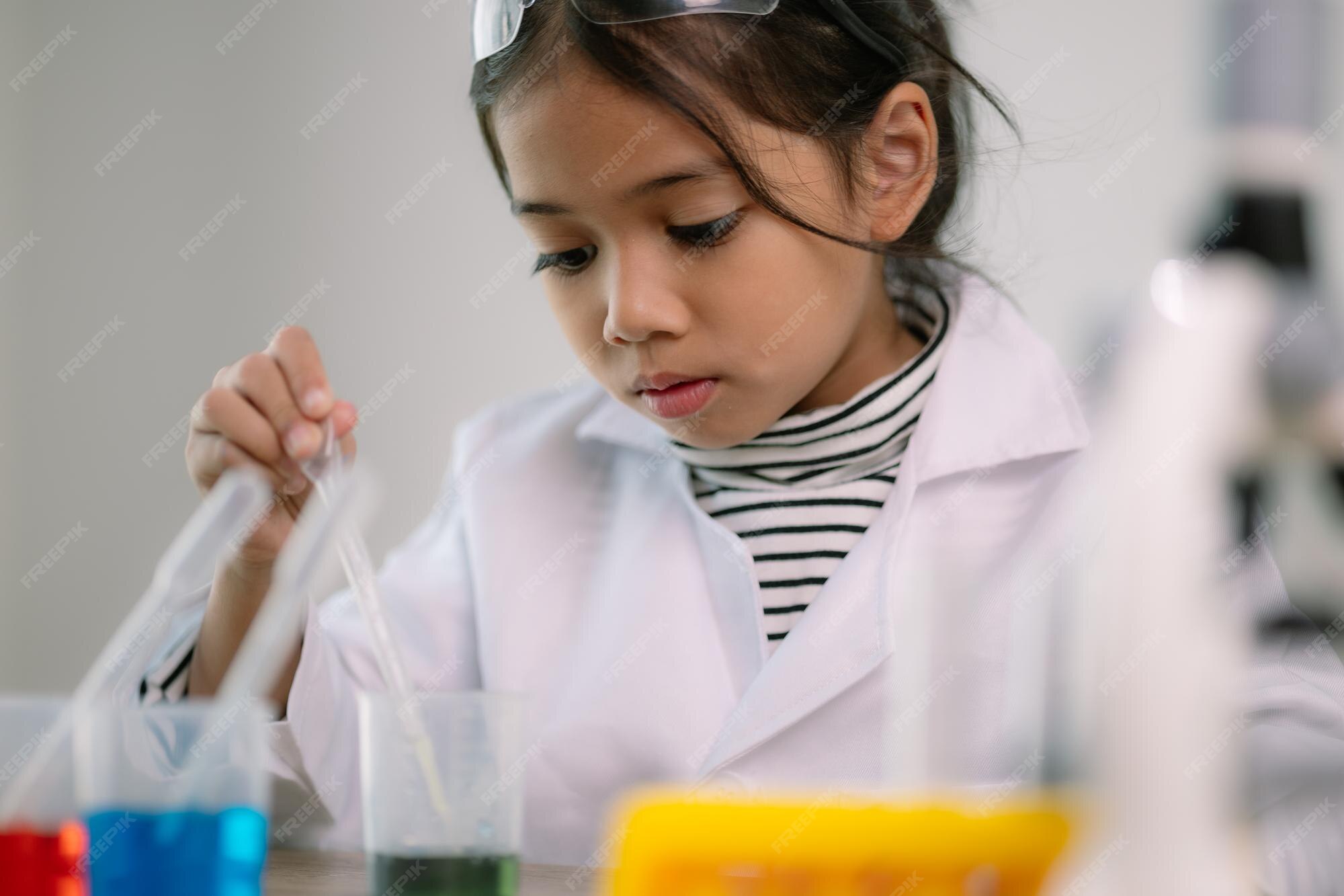 Niña asiática aprendiendo ciencia química con tubo de ensayo haciendo ... Niña asiática aprendiendo ciencia química con tubo de ensayo haciendo ...
