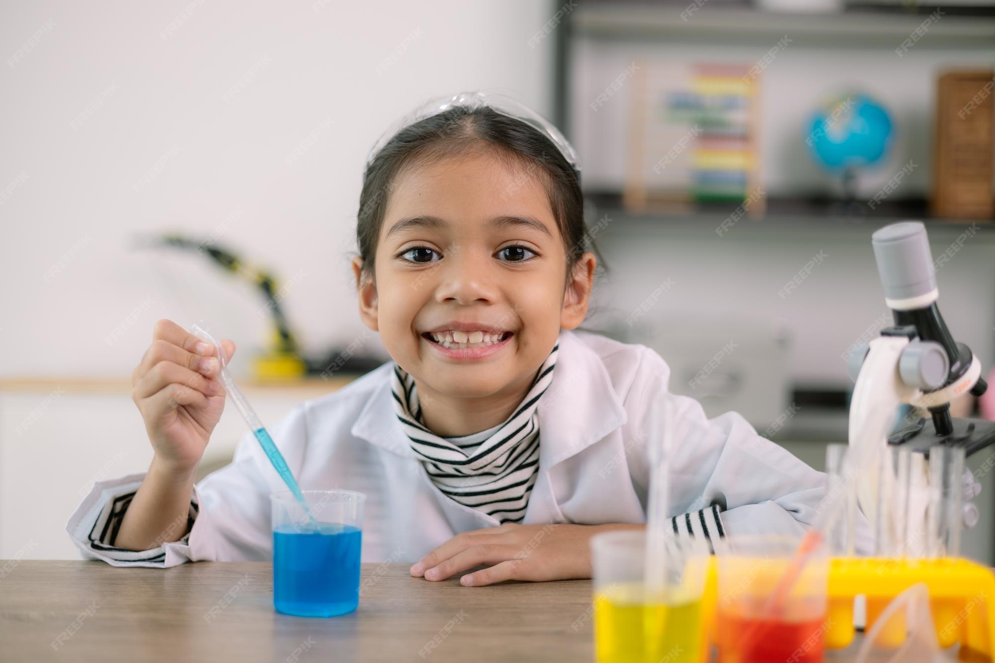 Niña asiática aprendiendo ciencia química con tubo de ensayo haciendo ... Niña asiática aprendiendo ciencia química con tubo de ensayo haciendo ...