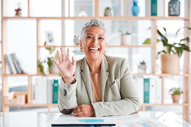 Ola de retrato de mujer senior y llamada de reunión de negocios virtual ... Ola de retrato de mujer senior y llamada de reunión de negocios virtual ...