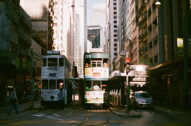 Os teleféricos na rua entre os edifícios da cidade | Foto Premium Os teleféricos na rua entre os edifícios da cidade | Foto Premium