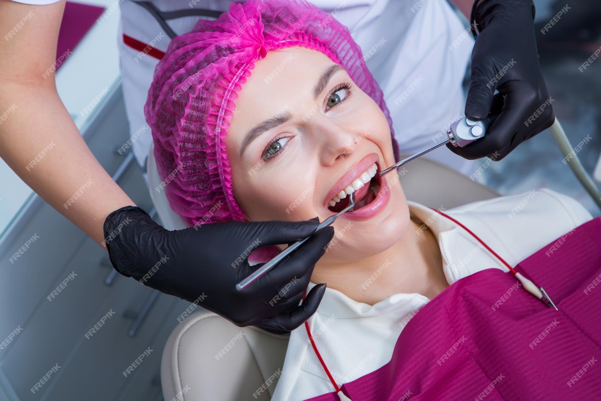 Paciente Joven Con Una Sonrisa Bonita Examinando La Inspección Dental