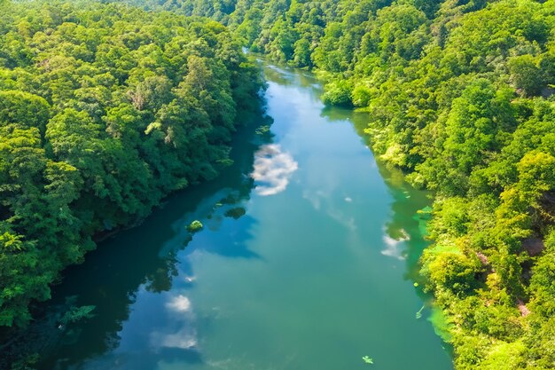 Un paisaje impresionante con un hermoso río, aire encantador y árboles ... Un paisaje impresionante con un hermoso río, aire encantador y árboles ...
