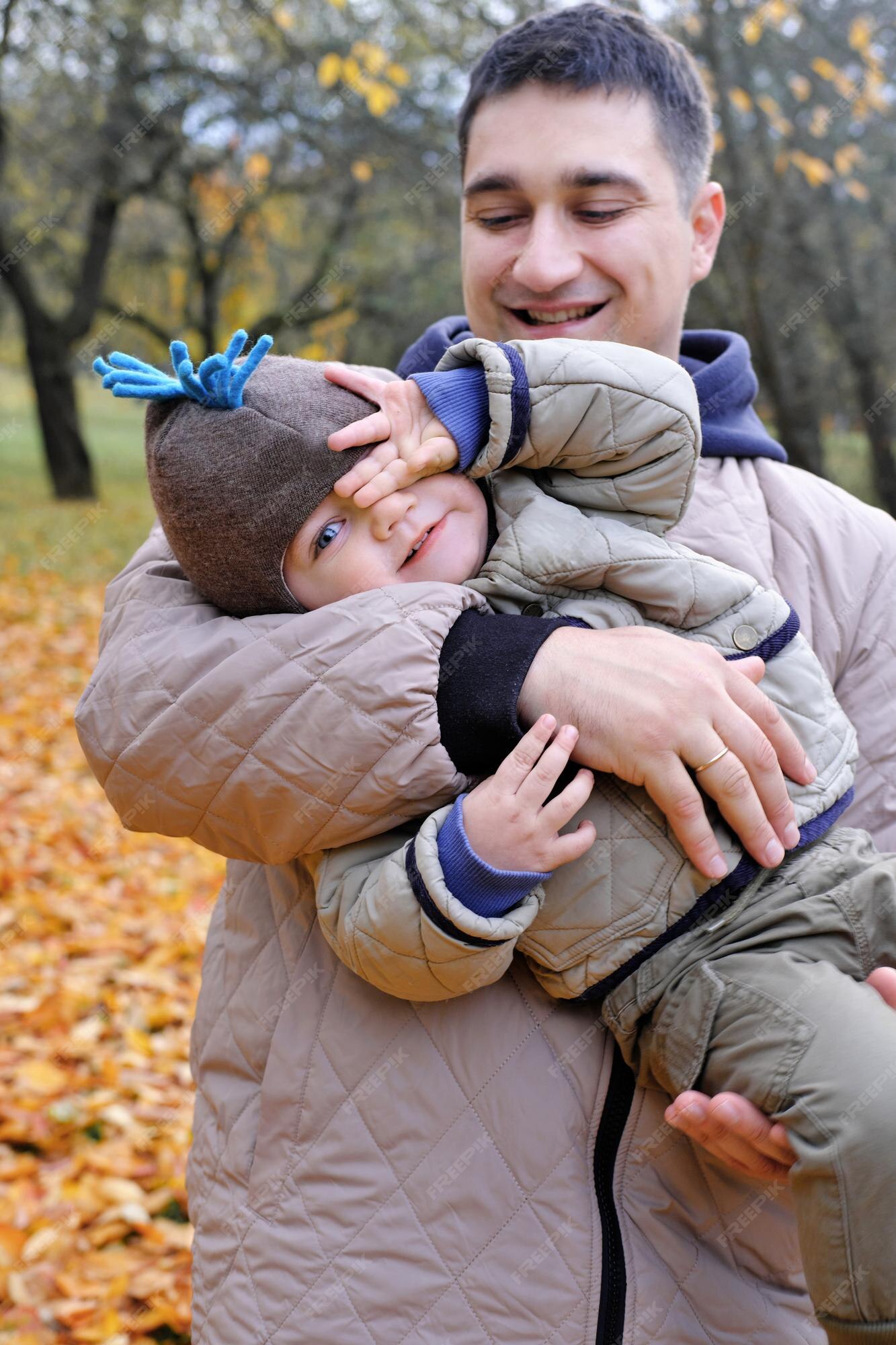 Papá E Hijo Pasan Tiempo Juntos En El Parque De Otoño Padre Sosteniendo A Su Hijo En Sus Brazos