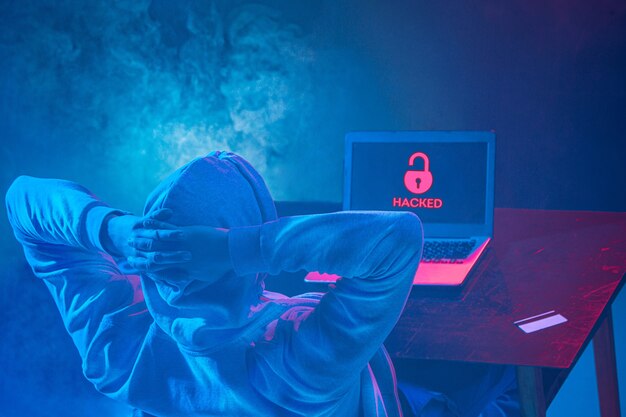 Pirata Informático Encapuchado Robando Información Con Una Computadora