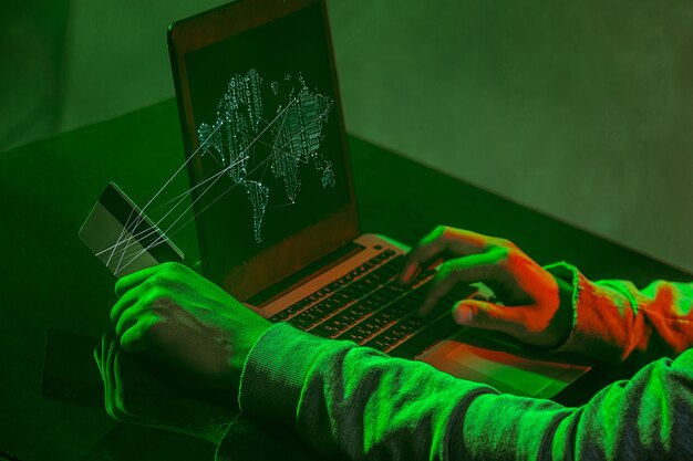 Pirata Informático Encapuchado Robando Información Con Una Computadora