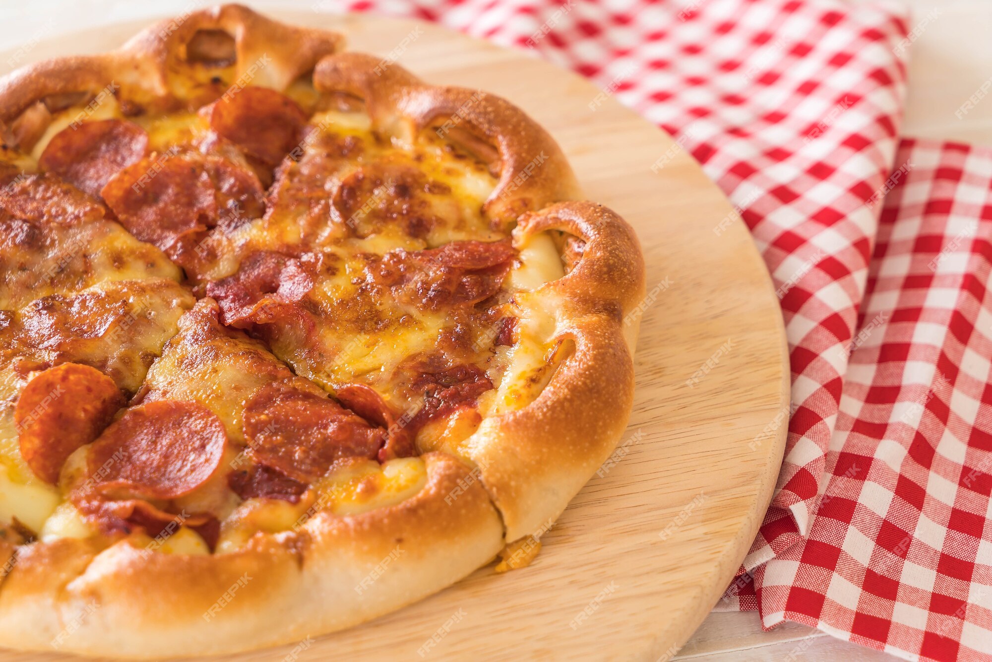 Pizza De Pepperoni Casera En Plato De Madera Foto Premium
