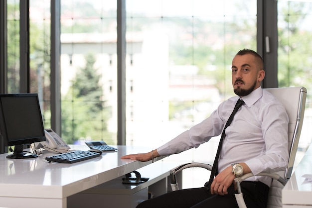 Retrato de um jovem empresário usando um computador no escritório ... Retrato de um jovem empresário usando um computador no escritório ...