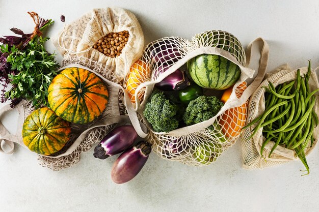 Sacos de compras reutilizáveis com vegetais ecológicos orgânicos | Foto ... Sacos de compras reutilizáveis com vegetais ecológicos orgânicos | Foto ...