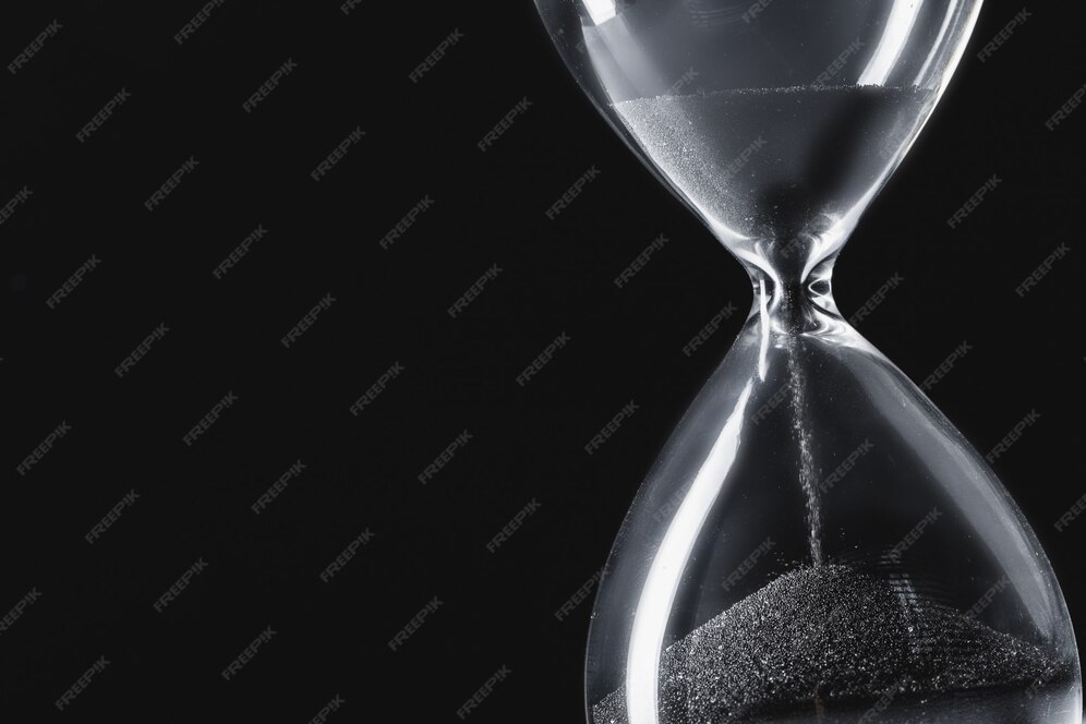 Sanduhr auf dunklem Hintergrund | Premium Foto Sanduhr auf dunklem Hintergrund | Premium Foto