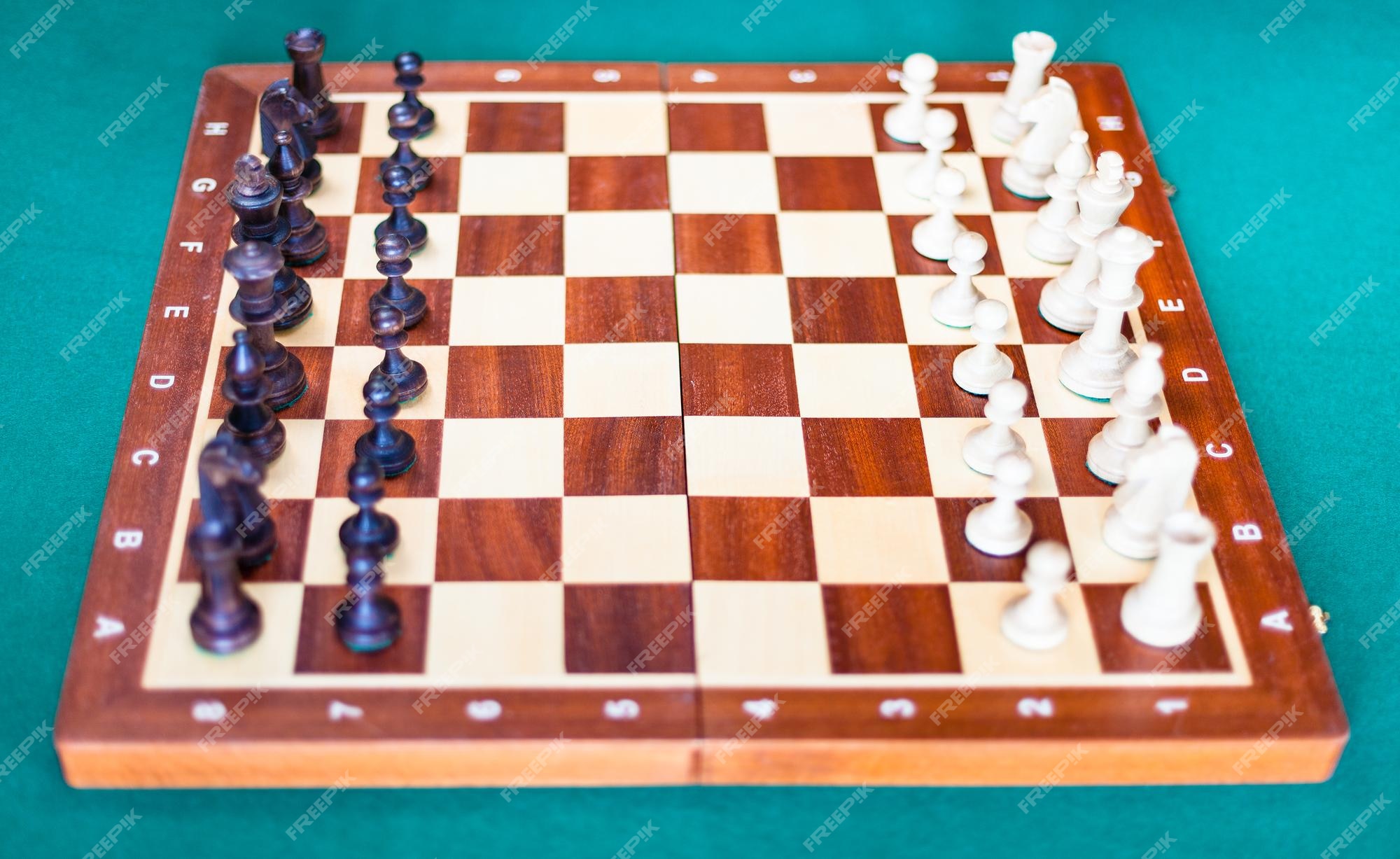 Tablero de ajedrez con piezas de ajedrez en posición inicial | Foto Premium Tablero de ajedrez con piezas de ajedrez en posición inicial | Foto Premium
