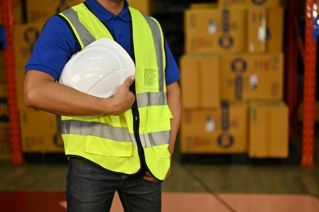 Tiro recortado engenheiro asiático ou supervisor de armazém de uniforme ... Tiro recortado engenheiro asiático ou supervisor de armazém de uniforme ...
