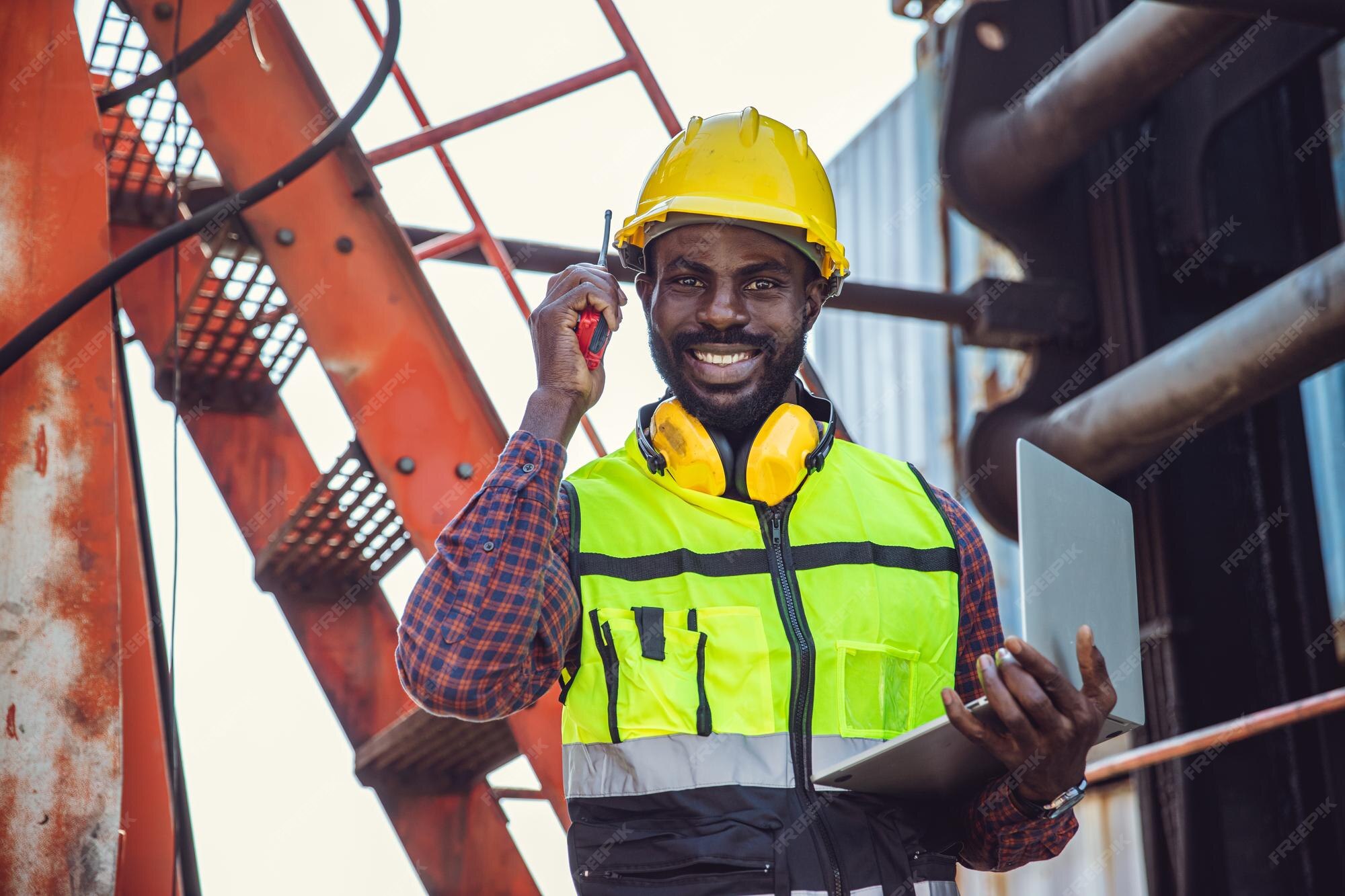 Trabalhador negro engenheiro de trabalho africano supervisor de ... Trabalhador negro engenheiro de trabalho africano supervisor de ...