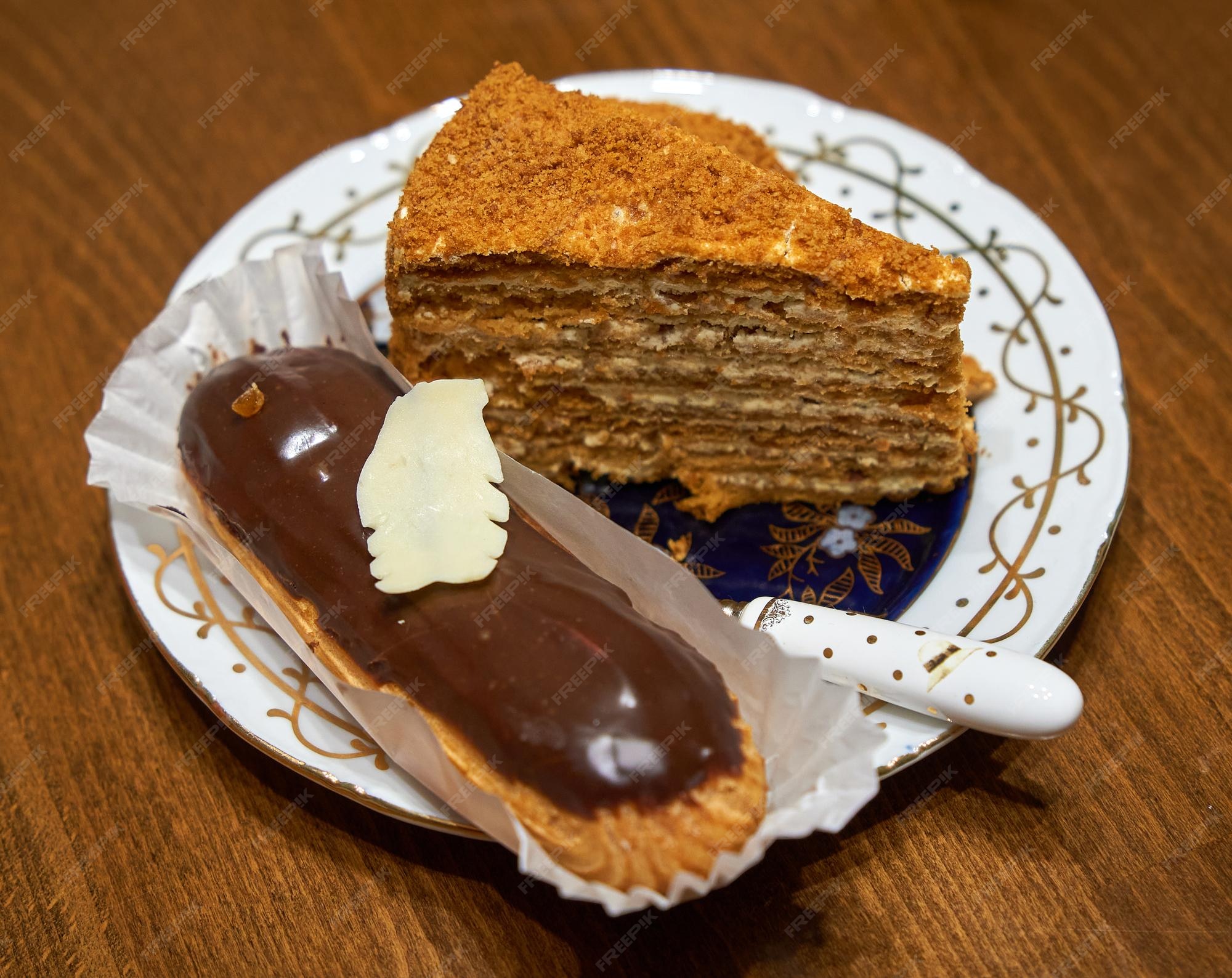 Un trozo de pastel dulce y un trozo de pastel están en el plato. | Foto ... Un trozo de pastel dulce y un trozo de pastel están en el plato. | Foto ...