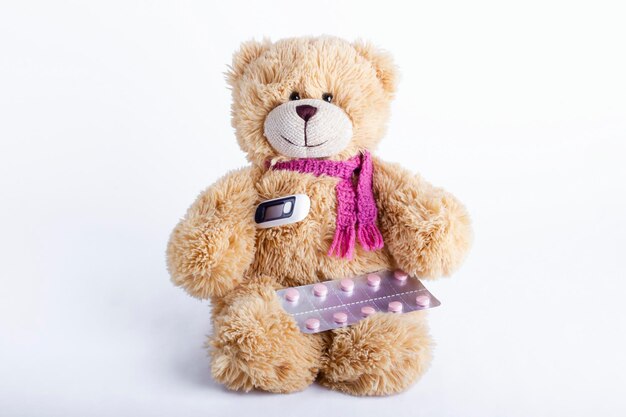 Urso De Pelúcia De Brinquedo Macio Infantil Com Pílulas E Termômetro Doença Infantil Conceito De