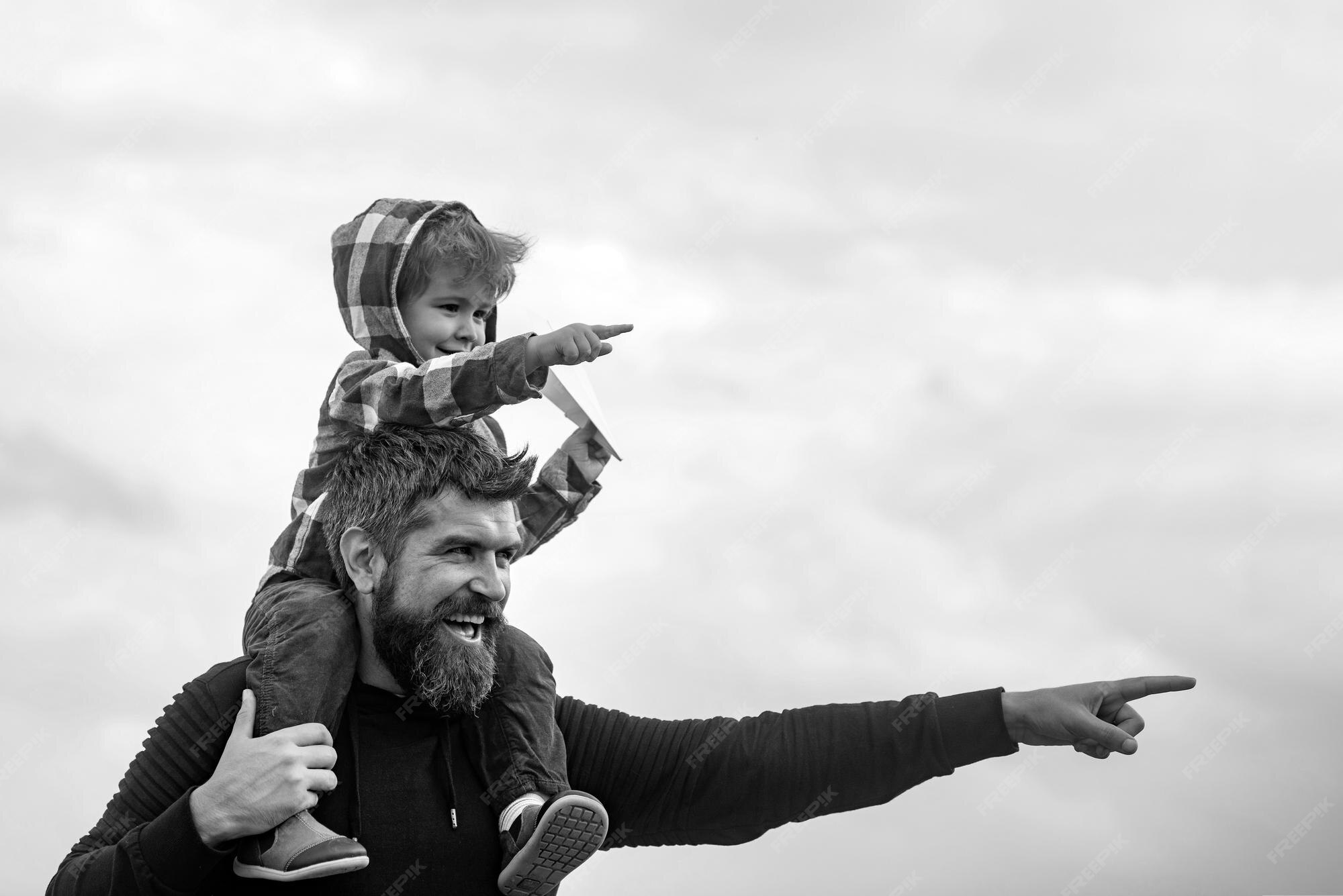 Vacaciones Familiares Y Unión Padre E Hijo Juntos Papá E Hijo Sonriendo Y Abrazándose Foto Premium