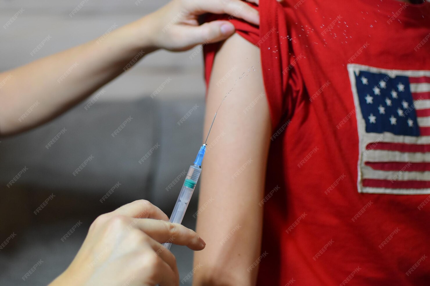 Vacunación Obligatoria De Niños Y Adolescentes El Médico Pone Una Inyección En La Mano Del Niño