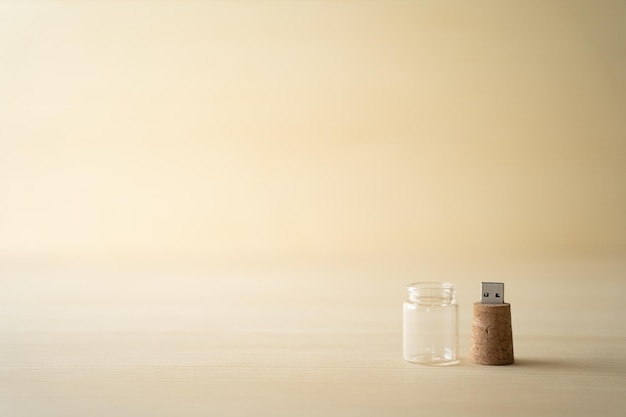 Vara usb em rolha de vinho aberta na mesa de madeira, garrafa pequena ... Vara usb em rolha de vinho aberta na mesa de madeira, garrafa pequena ...
