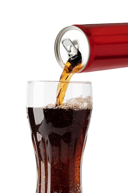 Verter refresco de cola de lata a vaso | Foto Premium Verter refresco de cola de lata a vaso | Foto Premium