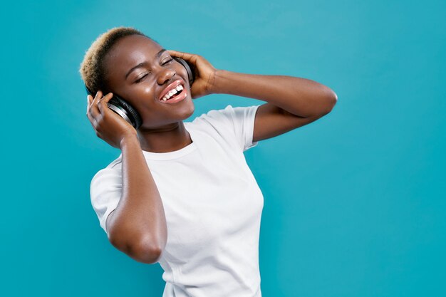 Premium Photo African Woman In Bluetooth Headphones And Enjoying Music