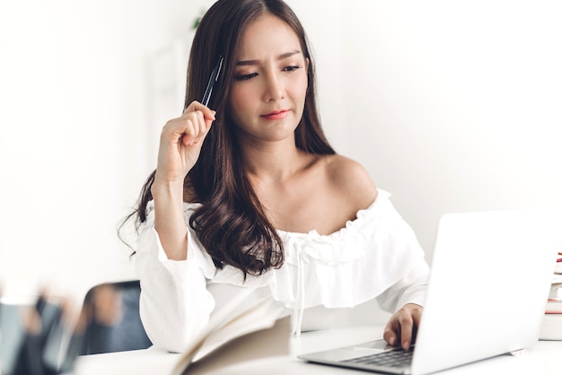 Premium Photo | Girl student sitting and studying and learning online Premium Photo | Girl student sitting and studying and learning online