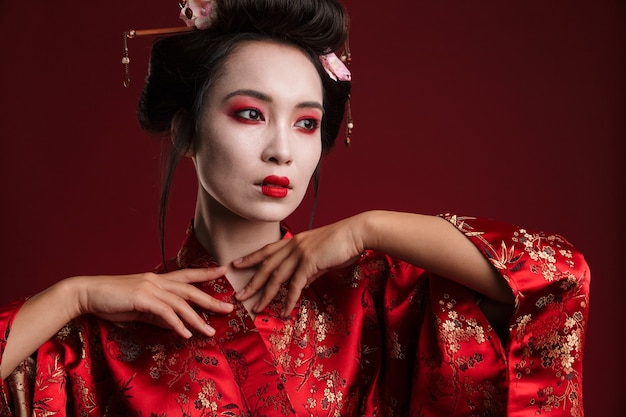일본 전통 기모노를 입은 매력적인 아시아 게이샤 여성의 이미지 프리미엄 사진