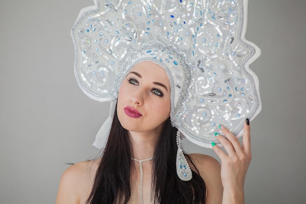 새해 러시아 Kokoshnik 섹시한 여자 눈의 여왕 프리미엄 사진