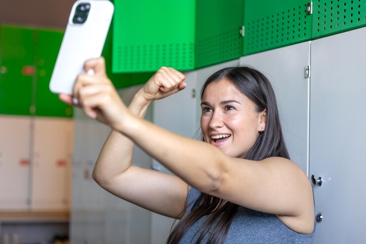 Free Photo Sports Pregnant Woman Makes Selfies After Workout At The Gym
