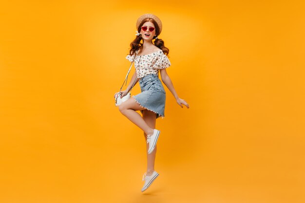 Belle Femme Rousse En Tenue De Denim Dété Et Chapeau De Paille Tenant