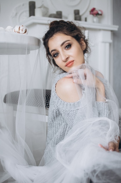 La Belle Fille Assise Dans La Chambre Photo Gratuite