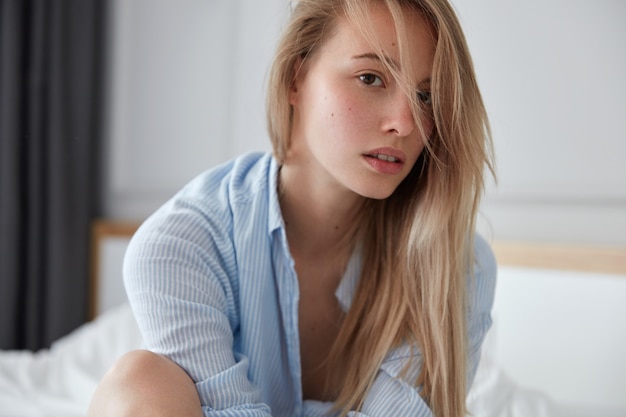 Belle Jeune Femme Se Détendre Dans Son Lit Photo Gratuite