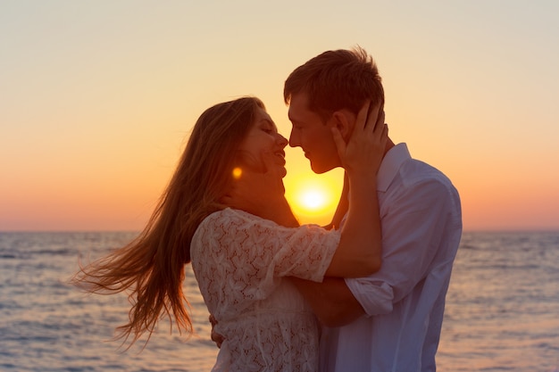 Couple Romantique Sembrassant Sur La Plage Photo Gratuite
