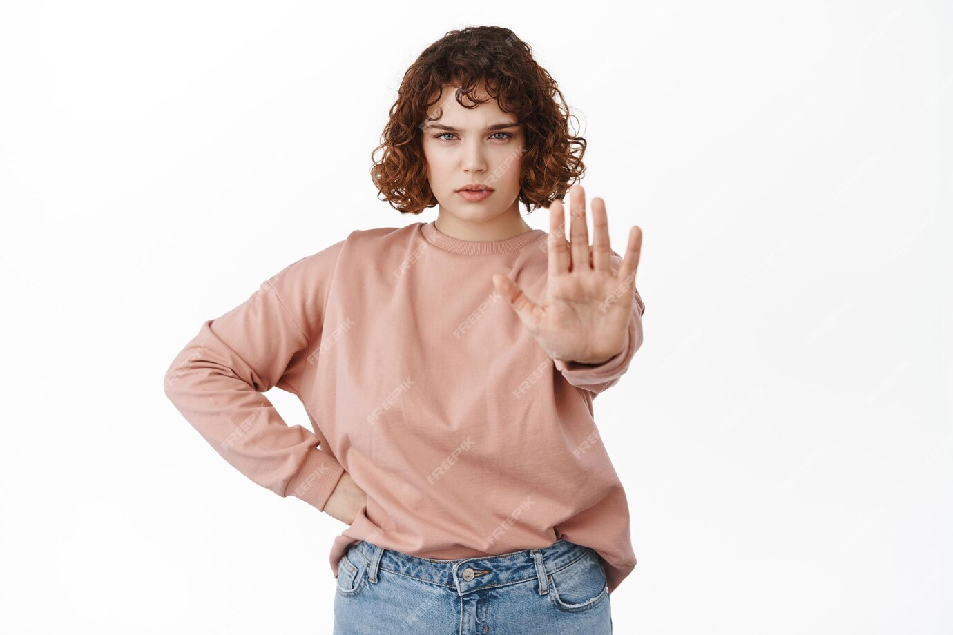 Une Fille Sérieuse Dit Non Tend Une Main Pour Sarrêter Donne Un