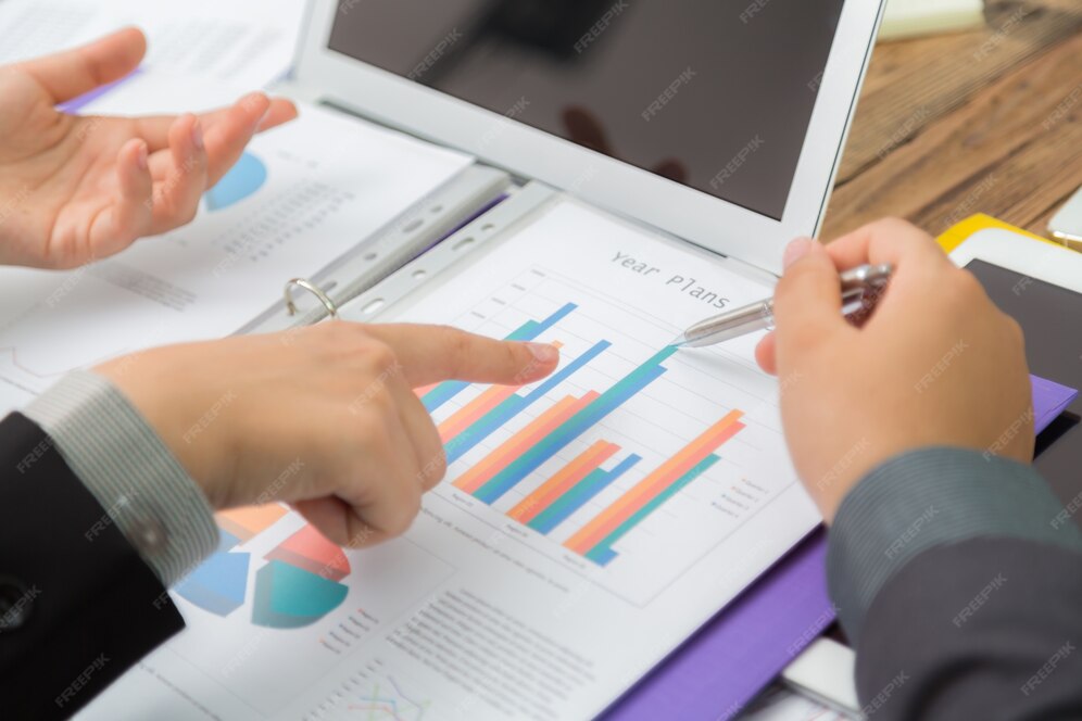Les Gens D'affaires D'analyse D'un Graphique à Barres | Photo Gratuite Les Gens D'affaires D'analyse D'un Graphique à Barres | Photo Gratuite