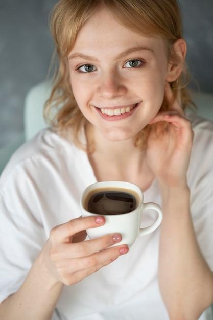 Gros Plan Femme Tenant Une Tasse De Café Photo Gratuite