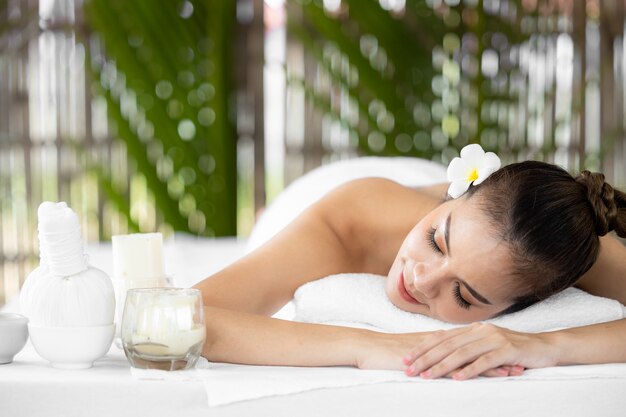 Massage Traditionnel Thaïlandais Pour Traiter Les Douleurs De