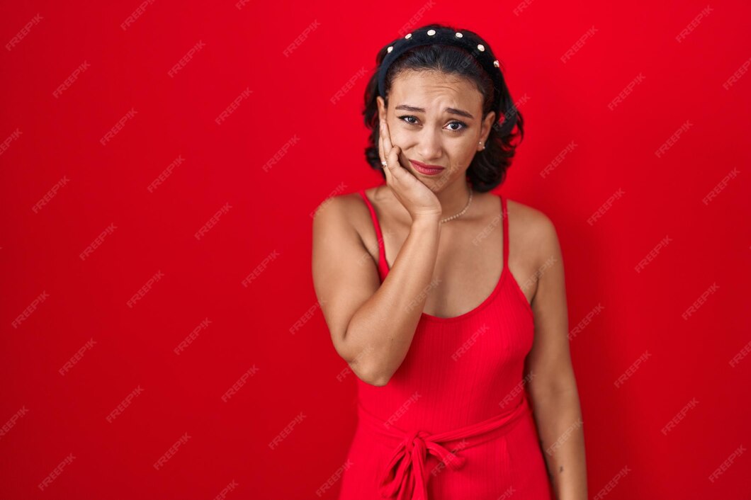 Jeune Femme Hispanique Debout Sur Fond Rouge Touchant La Bouche Avec La ... Jeune Femme Hispanique Debout Sur Fond Rouge Touchant La Bouche Avec La ...