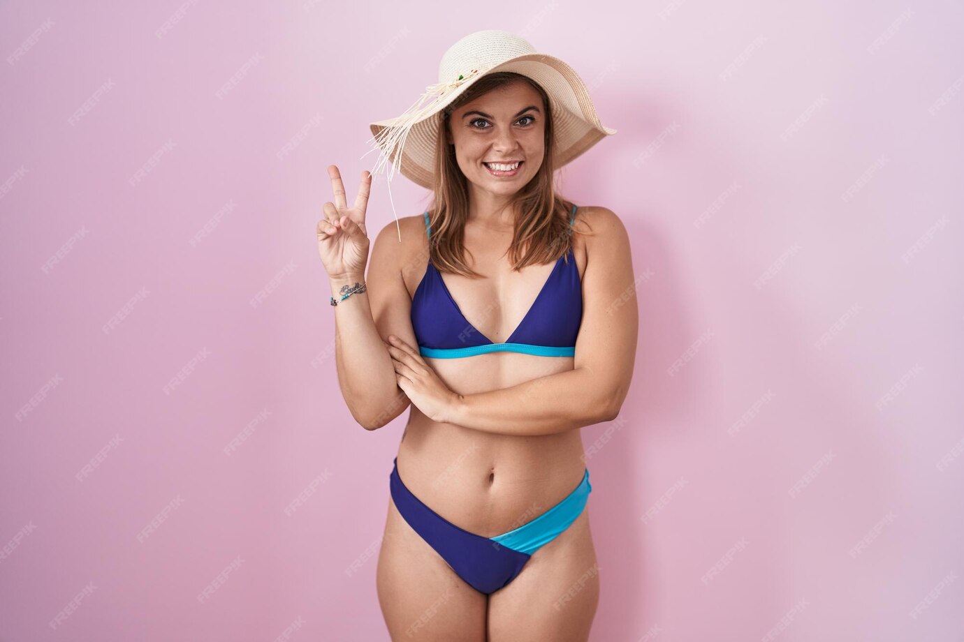 Jeune Femme Hispanique Portant Un Bikini Sur Fond Rose Souriant Avec Un ... Jeune Femme Hispanique Portant Un Bikini Sur Fond Rose Souriant Avec Un ...