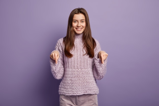 Jeune femme portant un pull violet | Photo Gratuite Jeune femme portant un pull violet | Photo Gratuite