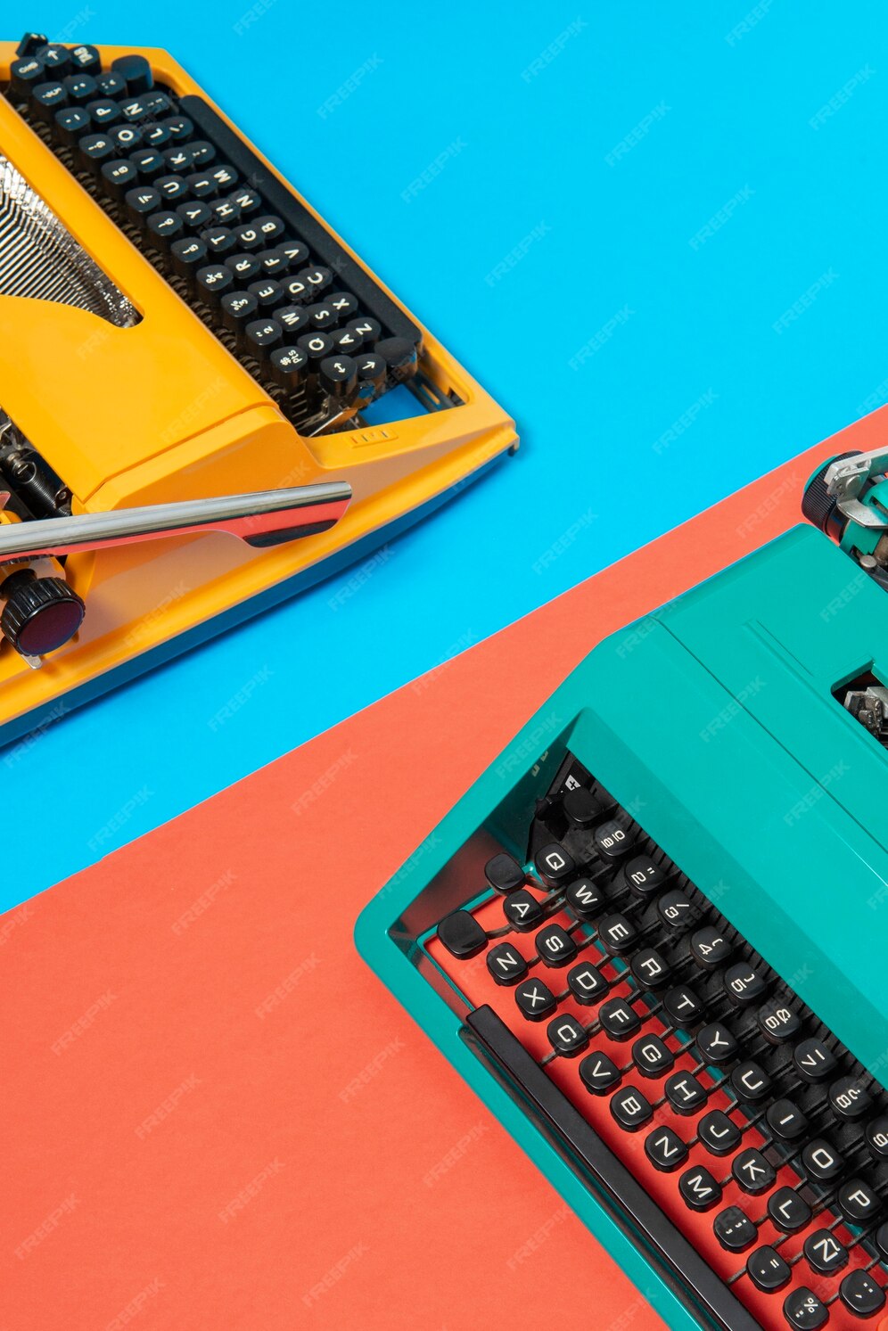 Machine à écrire Rétro Aux Couleurs Vives Avec Clavier Et Boutons ... Machine à écrire Rétro Aux Couleurs Vives Avec Clavier Et Boutons ...