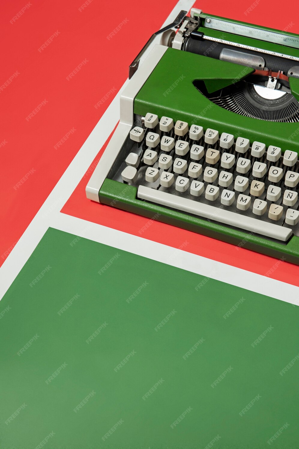 Machine à écrire Rétro Aux Couleurs Vives Avec Clavier Et Boutons ... Machine à écrire Rétro Aux Couleurs Vives Avec Clavier Et Boutons ...